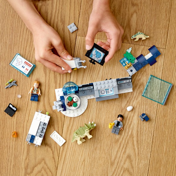 LEGO Jurassic World 75939 Dr. Wu laborja - Bébidinoszaurusz